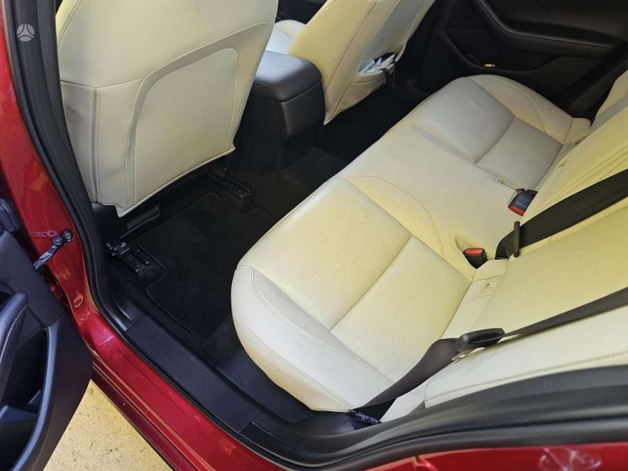 Red Mazda 3 2019 in Vilnius, with an engine capacity of 2.00 L and mileage of 52 thousand km for 23666 €, photo 11 on AUTOMOTO.COM.LV