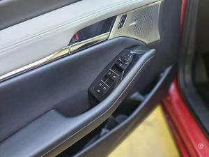 Red Mazda 3 2019 in Vilnius, with an engine capacity of 2.00 L and mileage of 52 thousand km for 23666 €, photo 13 on AUTOMOTO.COM.LV