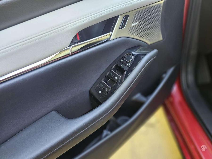 Red Mazda 3 2019 in Vilnius, with an engine capacity of 2.00 L and mileage of 52 thousand km for 23666 €, photo 13 on AUTOMOTO.COM.LV