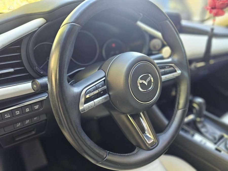 Red Mazda 3 2019 in Vilnius, with an engine capacity of 2.00 L and mileage of 52 thousand km for 23666 €, photo 17 on AUTOMOTO.COM.LV