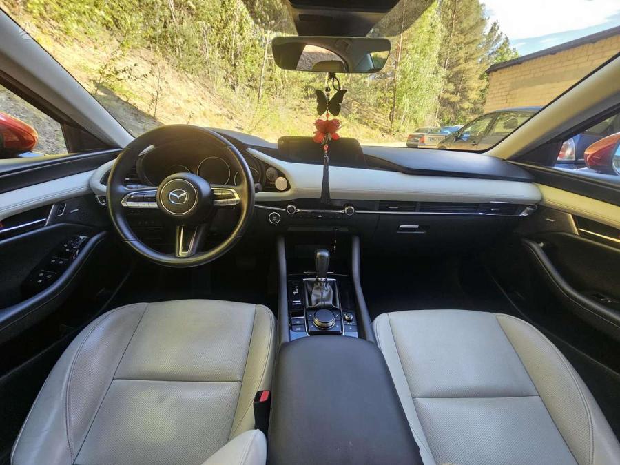 Red Mazda 3 2019 in Vilnius, with an engine capacity of 2.00 L and mileage of 52 thousand km for 23666 €, photo 19 on AUTOMOTO.COM.LV