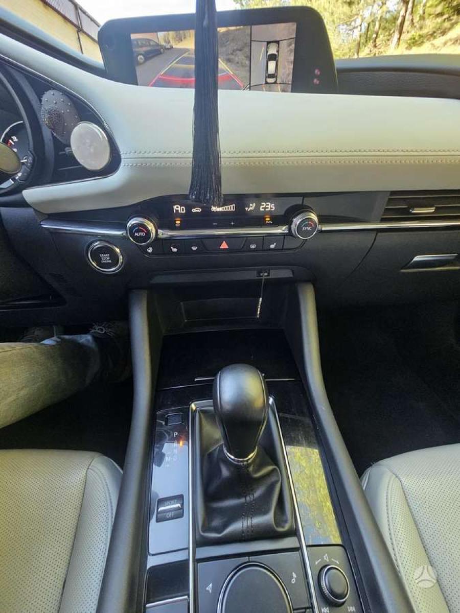 Red Mazda 3 2019 in Vilnius, with an engine capacity of 2.00 L and mileage of 52 thousand km for 23666 €, photo 20 on AUTOMOTO.COM.LV