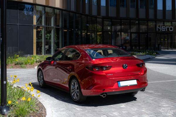 Red Mazda 3 2021 in Vilnius, with an engine capacity of 2.00 L and mileage of 61 thousand km for 17499 €, photo 4 on AUTOMOTO.COM.LV