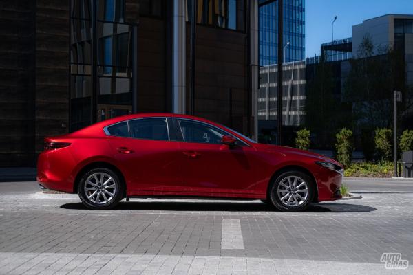 Red Mazda 3 2021 in Vilnius, with an engine capacity of 2.00 L and mileage of 61 thousand km for 17499 €, photo 6 on AUTOMOTO.COM.LV