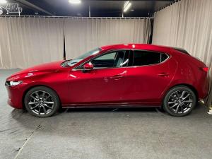 Red Mazda 3 2025 in Kaunas, with an engine capacity of 2.50 L and mileage of 21 thousand km for 26663 €, photo 5 on AUTOMOTO.COM.LV