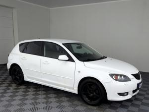 Balts Mazda 3 2006 Tallina, ar dzinēja tilpumu 1.60 L un nobraukumu 215 tūkst. km par 1599 €, foto  vietnē AUTOMOTO.COM.LV