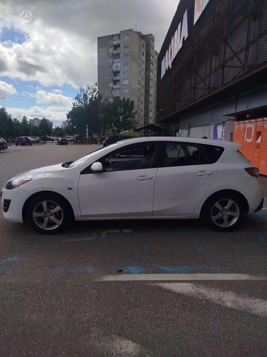White Mazda 3 2010 in Kaunas, with an engine capacity of 1.56 L and mileage of 315 thousand km for 2400 €, photo 4 on AUTOMOTO.COM.LV