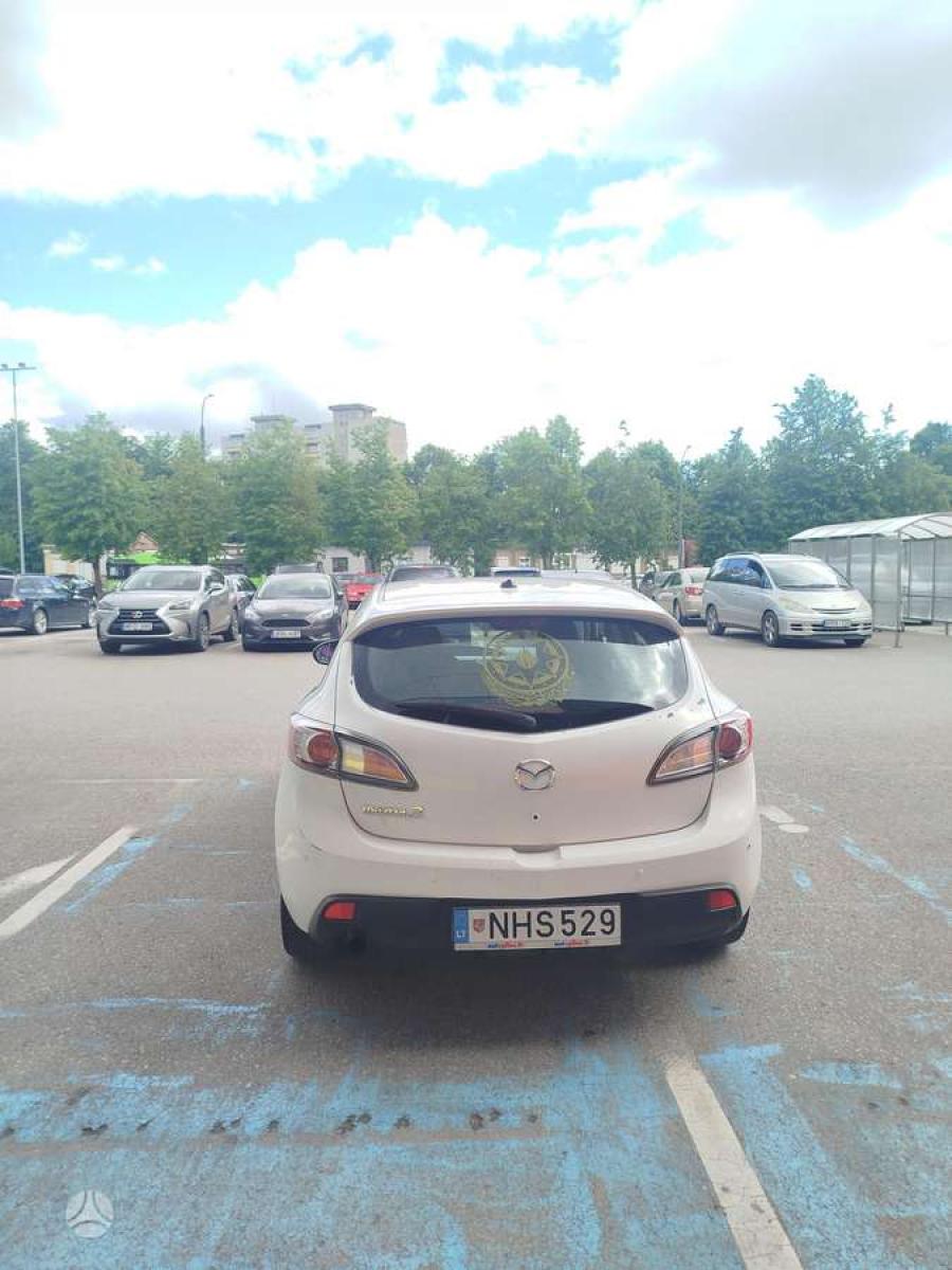 White Mazda 3 2010 in Kaunas, with an engine capacity of 1.56 L and mileage of 315 thousand km for 2400 €, photo 5 on AUTOMOTO.COM.LV