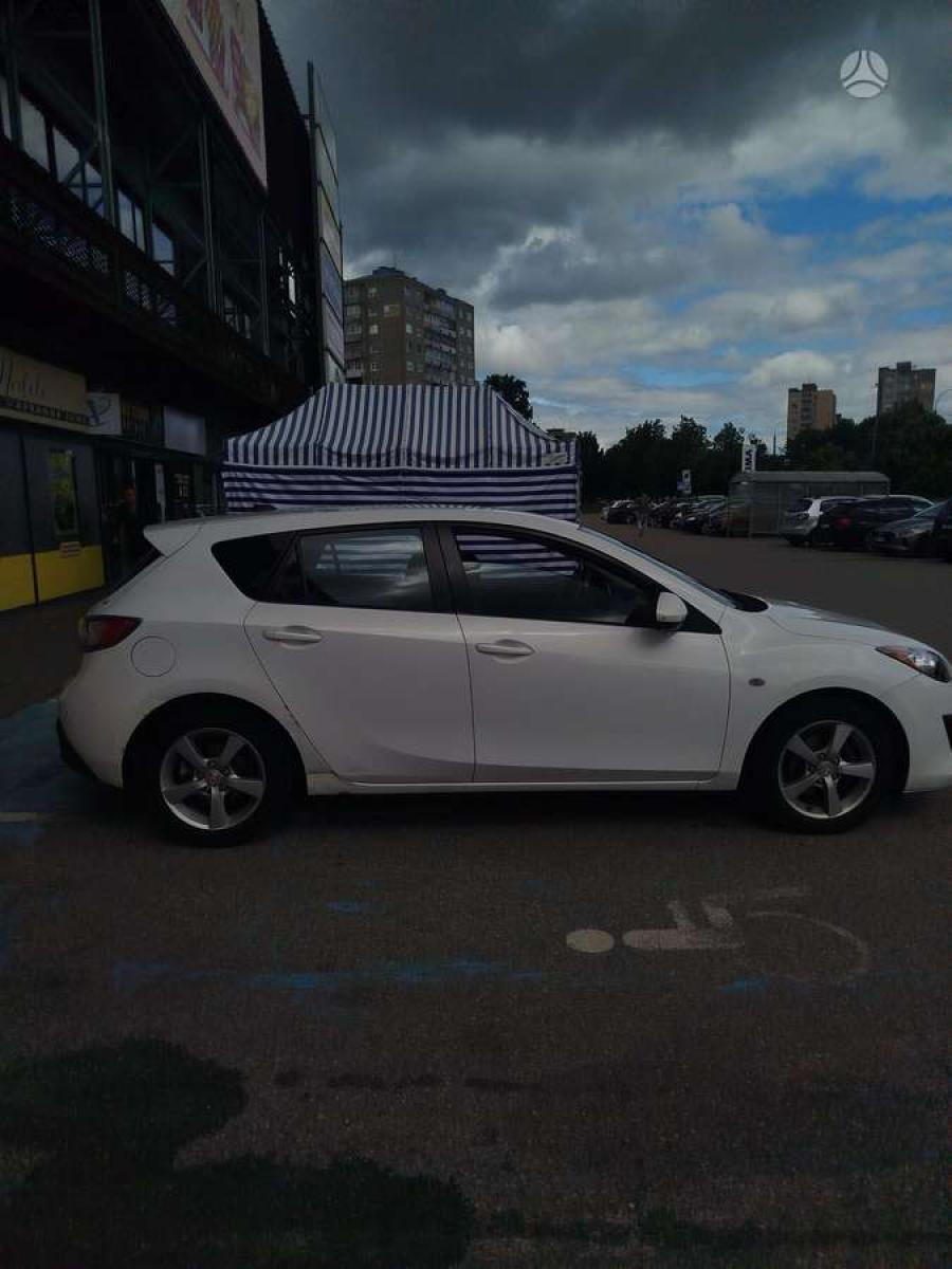 White Mazda 3 2010 in Kaunas, with an engine capacity of 1.56 L and mileage of 315 thousand km for 2400 €, photo 6 on AUTOMOTO.COM.LV