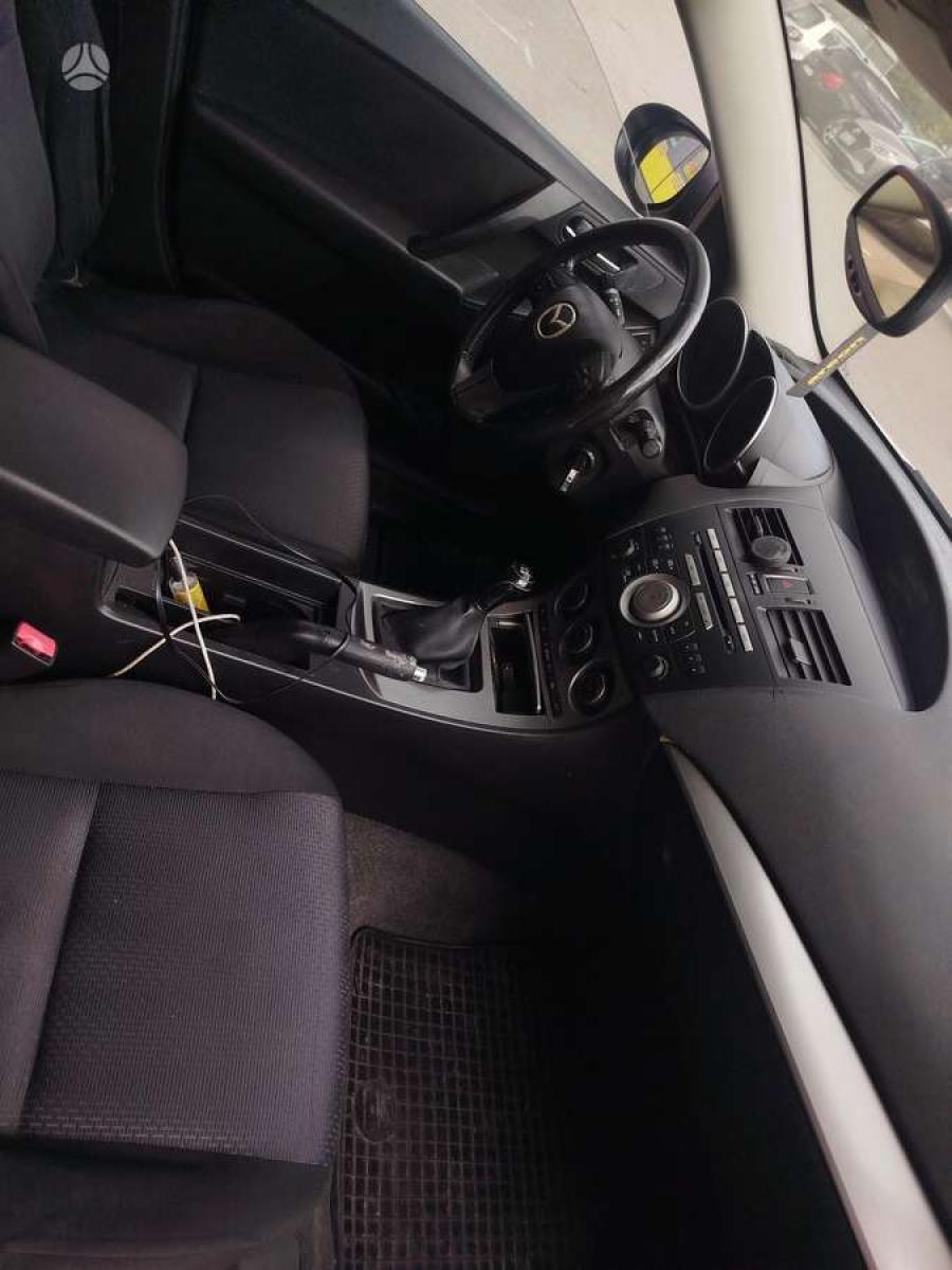 White Mazda 3 2010 in Kaunas, with an engine capacity of 1.56 L and mileage of 315 thousand km for 2400 €, photo 7 on AUTOMOTO.COM.LV