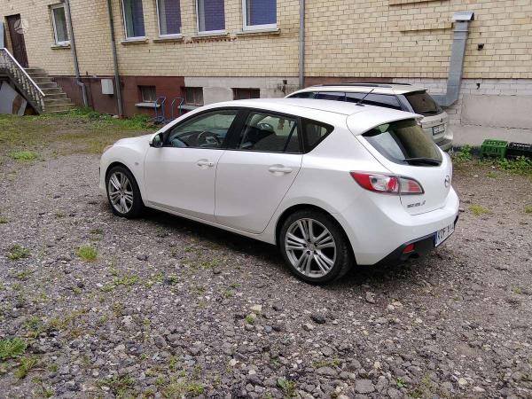 White Mazda 3 2010 in Panevezys, with an engine capacity of 1.60 L and mileage of 256 thousand km for 1450 €, photo 1 on AUTOMOTO.COM.LV