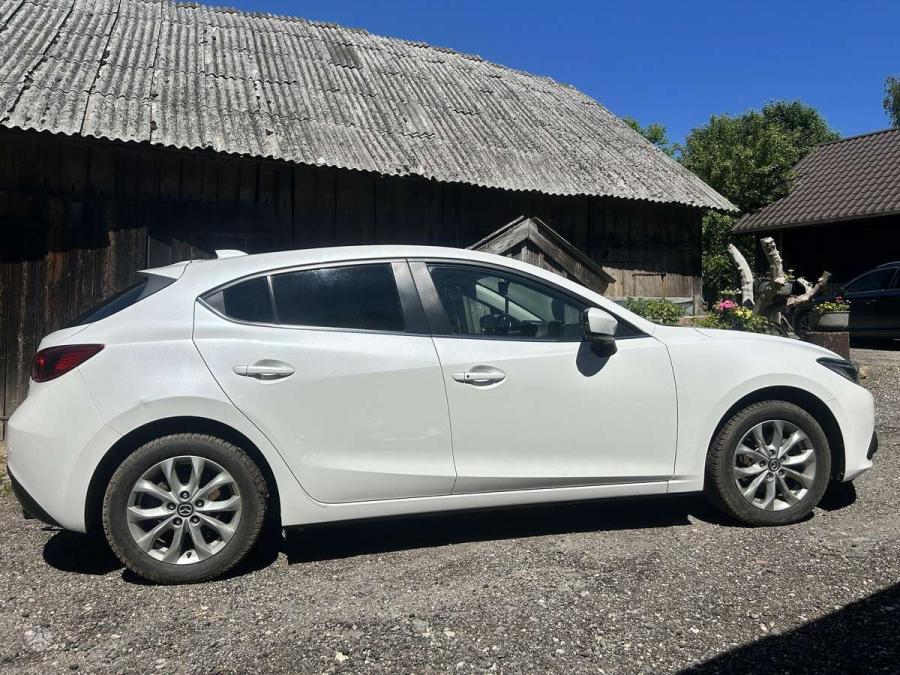 White Mazda 3 2015 in Silale, with an engine capacity of 2.19 L and mileage of 176 thousand km for 3300 €, photo 5 on AUTOMOTO.COM.LV