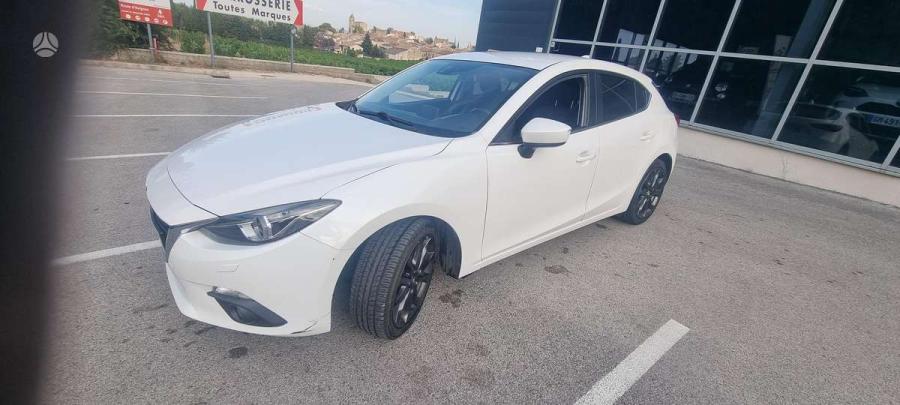 White Mazda 3 2016 in Taurage, with an engine capacity of 1.50 L and mileage of 171 thousand km for 4900 €, photo 3 on AUTOMOTO.COM.LV