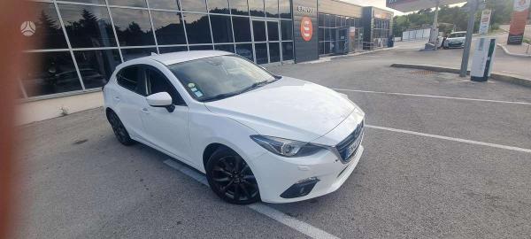 White Mazda 3 2016 in Taurage, with an engine capacity of 1.50 L and mileage of 171 thousand km for 4900 €, photo 4 on AUTOMOTO.COM.LV