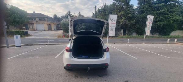 White Mazda 3 2016 in Taurage, with an engine capacity of 1.50 L and mileage of 171 thousand km for 4900 €, photo 9 on AUTOMOTO.COM.LV