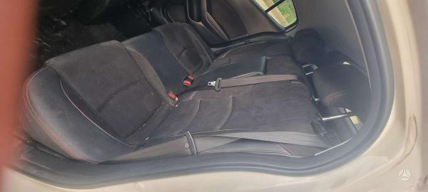 White Mazda 3 2016 in Taurage, with an engine capacity of 1.50 L and mileage of 171 thousand km for 4900 €, photo 10 on AUTOMOTO.COM.LV