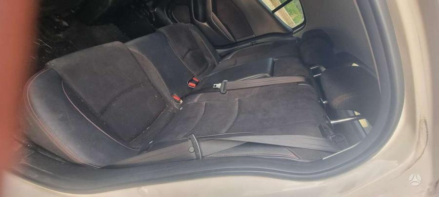 White Mazda 3 2016 in Taurage, with an engine capacity of 1.50 L and mileage of 171 thousand km for 4900 €, photo 11 on AUTOMOTO.COM.LV