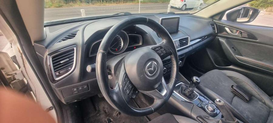 White Mazda 3 2016 in Taurage, with an engine capacity of 1.50 L and mileage of 171 thousand km for 4900 €, photo 16 on AUTOMOTO.COM.LV