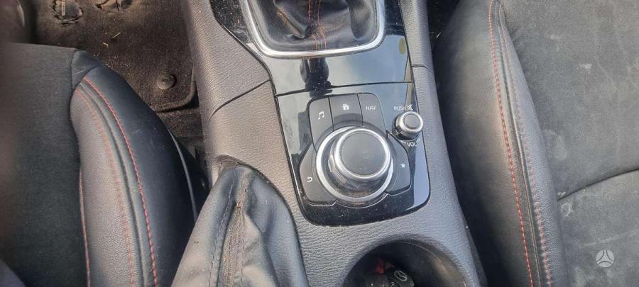 White Mazda 3 2016 in Taurage, with an engine capacity of 1.50 L and mileage of 171 thousand km for 4900 €, photo 19 on AUTOMOTO.COM.LV