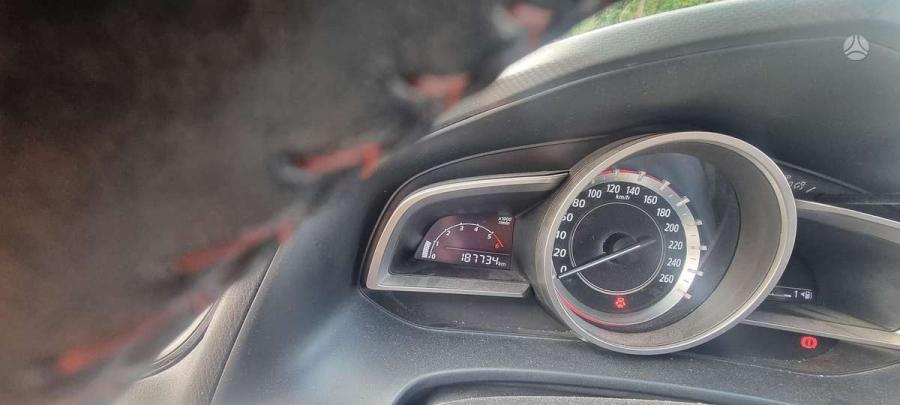 White Mazda 3 2016 in Taurage, with an engine capacity of 1.50 L and mileage of 171 thousand km for 4900 €, photo 21 on AUTOMOTO.COM.LV