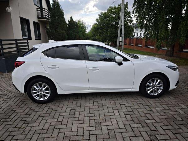 White Mazda 3 2017 in Siauliai, with an engine capacity of 1.50 L and mileage of 186 thousand km for 8750 €, photo 5 on AUTOMOTO.COM.LV