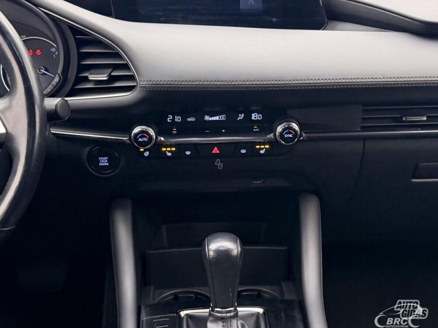 White Mazda 3 2021 in Avizieniai, with an engine capacity of 2.00 L and mileage of 64 thousand km for 18500 €, photo 17 on AUTOMOTO.COM.LV