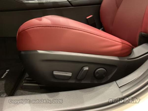 White Mazda 3 2023 in Tallinn, with an engine capacity of 2.00 L and mileage of 32 thousand km for 26490 €, photo 8 on AUTOMOTO.COM.LV