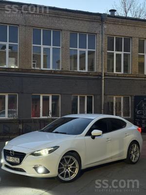 White Mazda 3 2015 in Riga, with an engine capacity of 2.20 L and mileage of 321 thousand km for 5000 €, photo 3 on AUTOMOTO.COM.LV