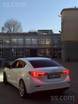 White Mazda 3 2015 in Riga, with an engine capacity of 2.20 L and mileage of 321 thousand km for 5000 €, photo 4 on AUTOMOTO.COM.LV