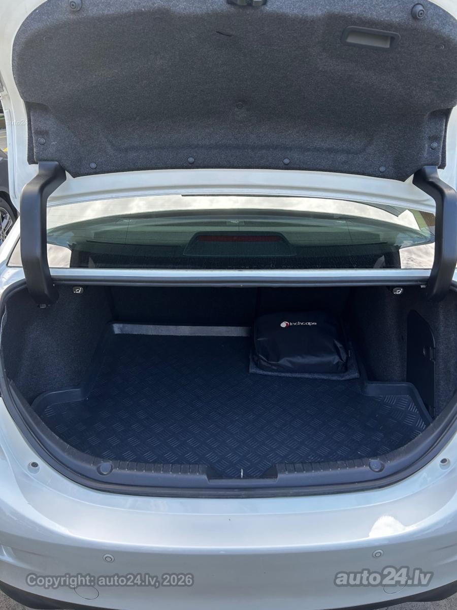 Balts Mazda 3 2017 Tallina, ar dzinēja tilpumu 2.00 L un nobraukumu 89 tūkst. km par 11990 €, foto 15 vietnē AUTOMOTO.COM.LV