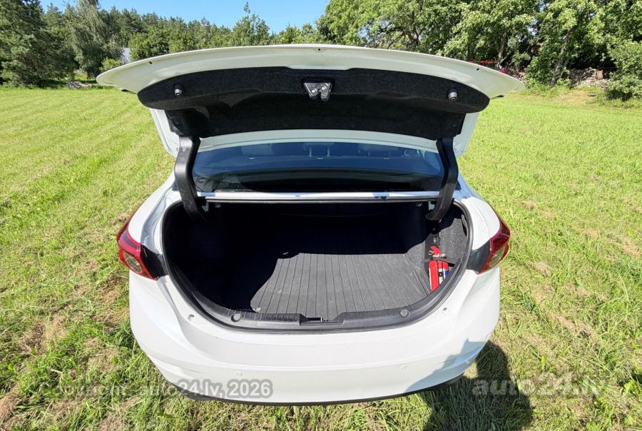 Balts Mazda 3 2018 Kuresāre, ar dzinēja tilpumu 2.00 L un nobraukumu 101 tūkst. km par 11000 €, foto 16 vietnē AUTOMOTO.COM.LV