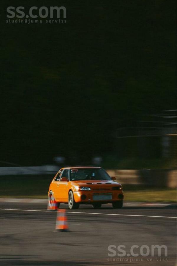 Orange Mazda 323 1990 in Riga, with an engine capacity of 1.80 L and mileage of 193 thousand km for 15000 €, photo 2 on AUTOMOTO.COM.LV