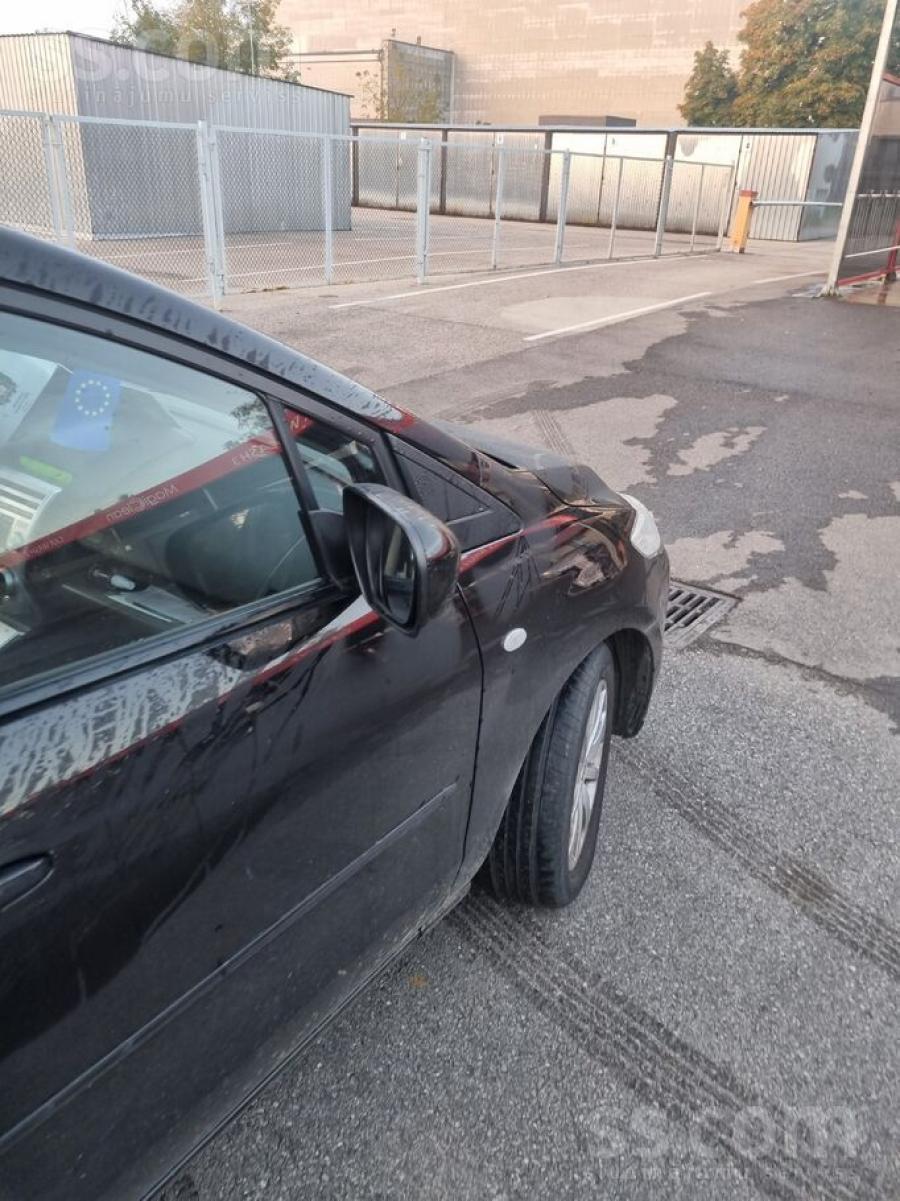 Black Mazda 5 2006 in Daugavpils, with an engine capacity of 2.00 L and mileage of 363 thousand km for 1300 €, photo 5 on AUTOMOTO.COM.LV