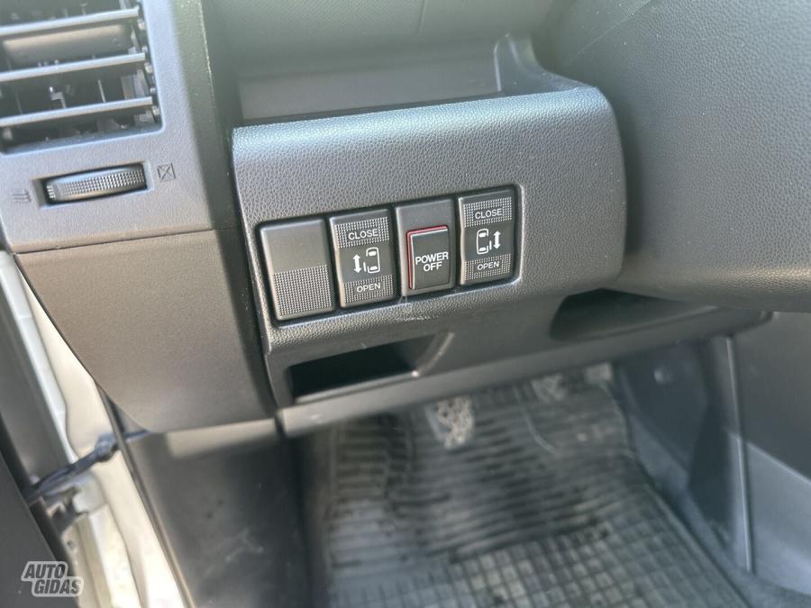 Pelēks Mazda 5 2010 Kauņa, ar dzinēja tilpumu 2.00 L un nobraukumu 277 tūkst. km par 2950 €, foto 15 vietnē AUTOMOTO.COM.LV