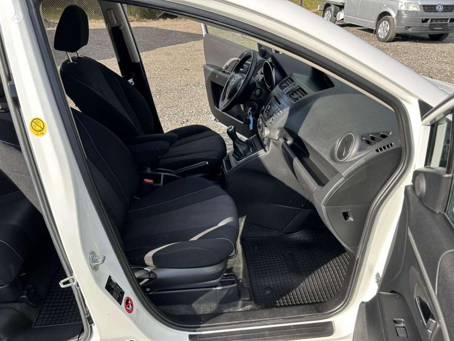 White Mazda 5 2012 in Kretinga, with an engine capacity of 1.56 L and mileage of 228 thousand km for 3950 €, photo 19 on AUTOMOTO.COM.LV
