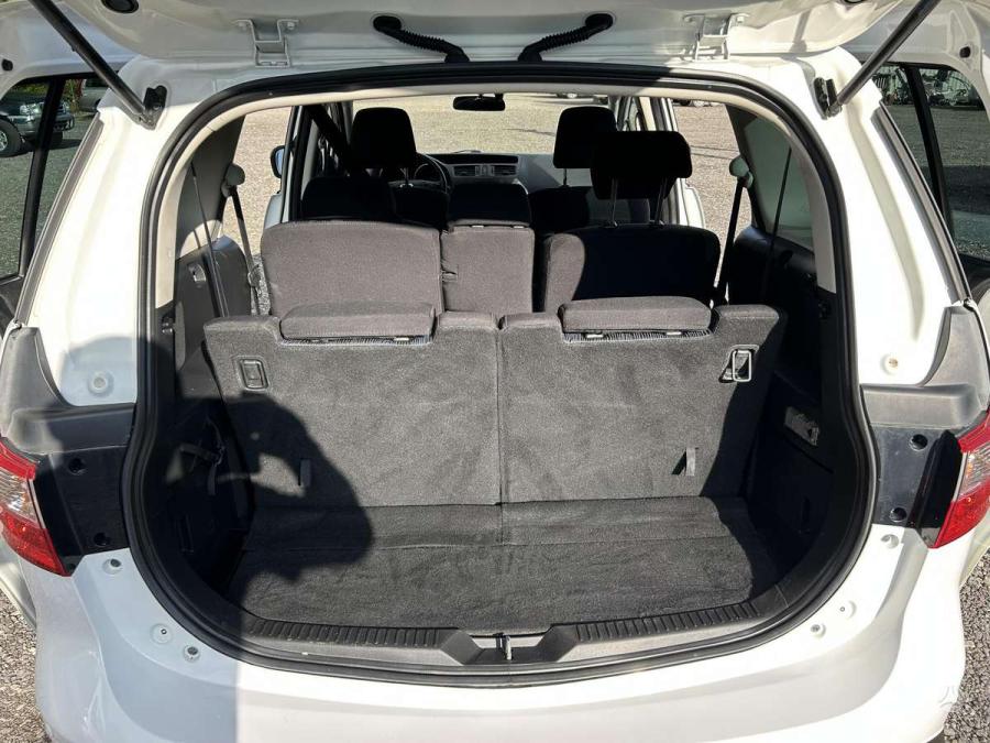 White Mazda 5 2012 in Kretinga, with an engine capacity of 1.56 L and mileage of 228 thousand km for 3950 €, photo 24 on AUTOMOTO.COM.LV