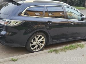 Melns Mazda 6 2010 Rīga, ar dzinēja tilpumu 2.20 L un nobraukumu 270 tūkst. km par 1000 €, foto 5 vietnē AUTOMOTO.COM.LV