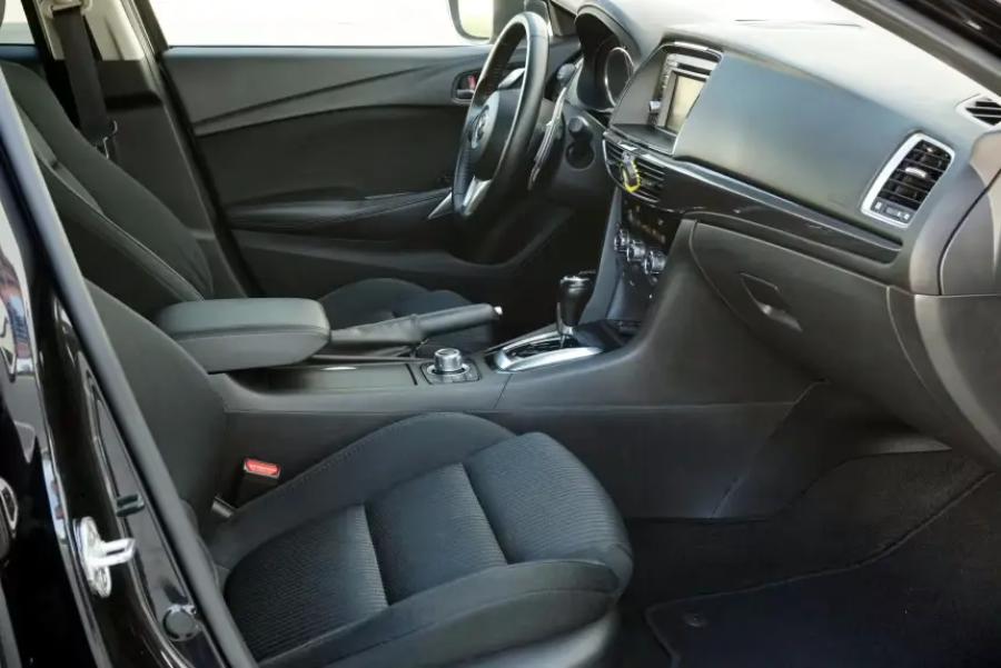 Black Mazda 6 2014 in Riga, with an engine capacity of 2.20 L and mileage of 188 thousand km for 7700 €, photo 12 on AUTOMOTO.COM.LV