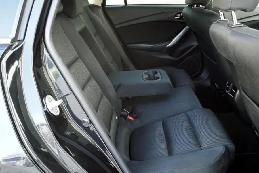 Black Mazda 6 2014 in Riga, with an engine capacity of 2.20 L and mileage of 188 thousand km for 7700 €, photo 13 on AUTOMOTO.COM.LV