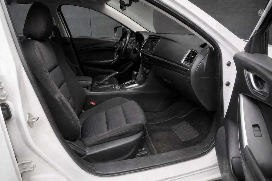 White Mazda 6 2013 in Vilnius, with an engine capacity of 2.18 L and mileage of 269 thousand km for 4500 €, photo 8 on AUTOMOTO.COM.LV