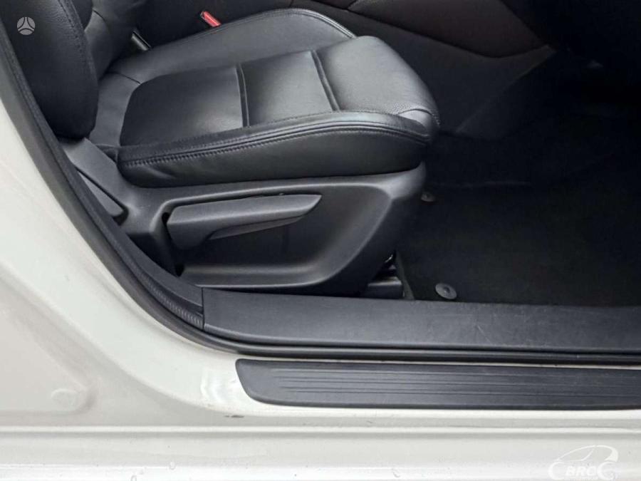 White Mazda 6 2017 in Vilnius, with an engine capacity of 2.49 L and mileage of 126 thousand km for 8900 €, photo 8 on AUTOMOTO.COM.LV