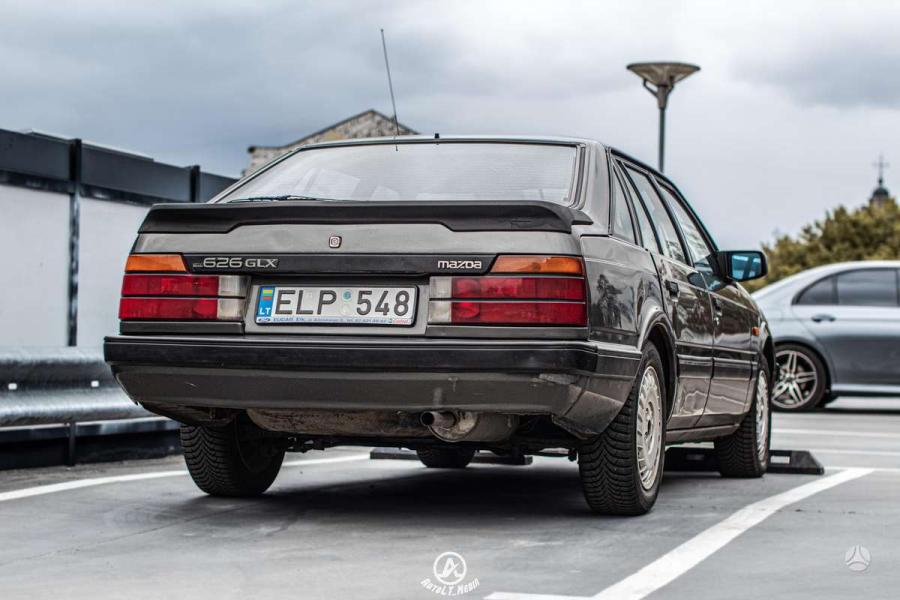 Melns Mazda 626 1986 Viļņa, ar dzinēja tilpumu 1.98 L un nobraukumu 221 tūkst. km par 2100 €, foto 8 vietnē AUTOMOTO.COM.LV