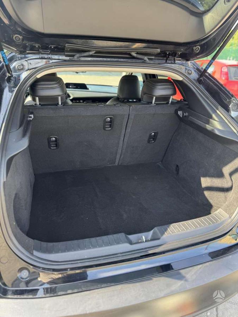 Black Mazda CX-30 2021 in Vilnius, with an engine capacity of 2.49 L and mileage of 79 thousand km for 16999 €, photo 10 on AUTOMOTO.COM.LV