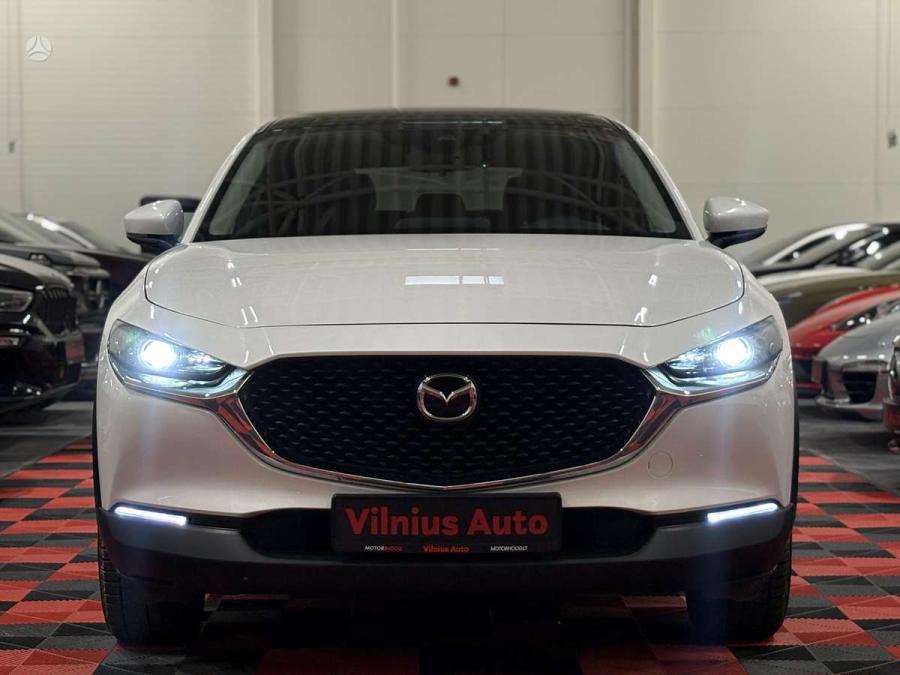 White Mazda CX-30 2020 in Vilnius, with an engine capacity of 2.49 L and mileage of 35 thousand km for 17800 €, photo 3 on AUTOMOTO.COM.LV