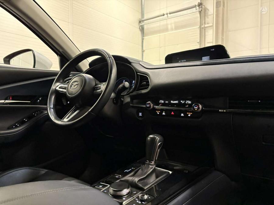 White Mazda CX-30 2020 in Vilnius, with an engine capacity of 2.49 L and mileage of 35 thousand km for 17800 €, photo 18 on AUTOMOTO.COM.LV