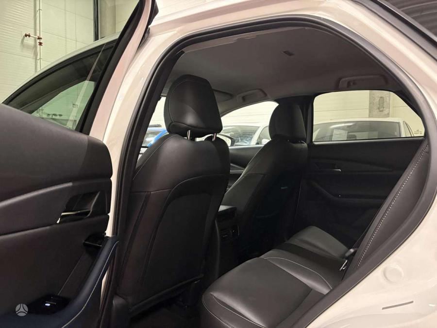 White Mazda CX-30 2020 in Vilnius, with an engine capacity of 2.49 L and mileage of 35 thousand km for 17800 €, photo 28 on AUTOMOTO.COM.LV