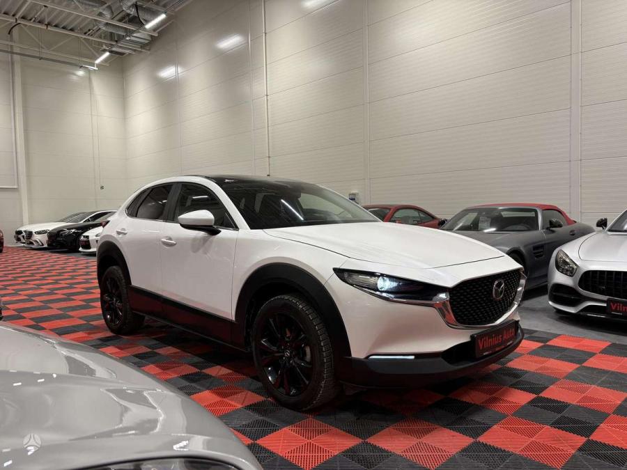 White Mazda CX-30 2020 in Vilnius, with an engine capacity of 2.49 L and mileage of 35 thousand km for 17290 €, photo 4 on AUTOMOTO.COM.LV