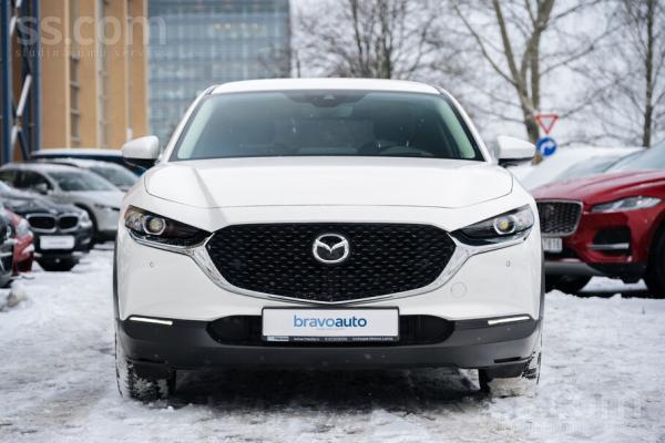 White Mazda CX-30 2020 in Riga, with an engine capacity of 2.00 L and mileage of 49 thousand km for 19490 €, photo 2 on AUTOMOTO.COM.LV