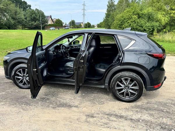 Black Mazda CX-5 2017 in Vilnius, with an engine capacity of 2.19 L and mileage of 211 thousand km for 16100 €, photo 1 on AUTOMOTO.COM.LV