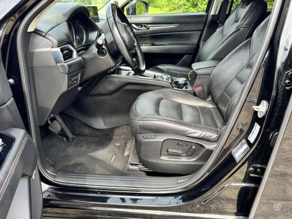 Black Mazda CX-5 2017 in Vilnius, with an engine capacity of 2.19 L and mileage of 211 thousand km for 16100 €, photo 3 on AUTOMOTO.COM.LV
